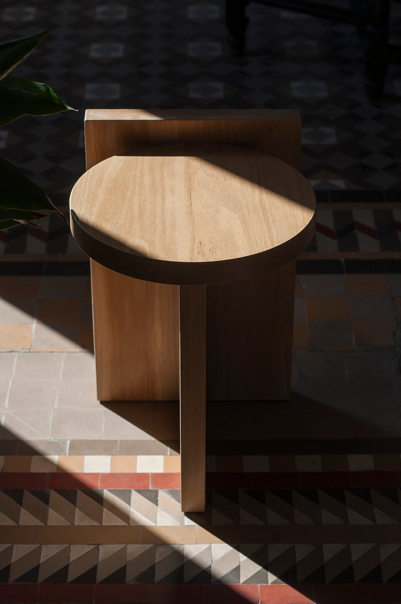 Taco oak - Geometric oak wood stool - GOFI